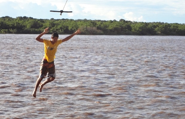 G1 - Turistas improvisam brincadeira radical no Rio Araguaia, em Goiás ...