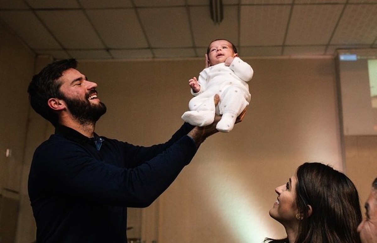 Alisson Becker compartilha registros do batismo do filho recém-nascido ...