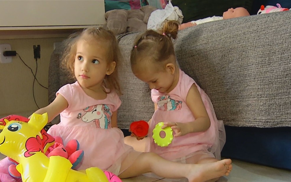 Três meses após cirurgia, siamesas separadas Heloá e Valentina brincam ...