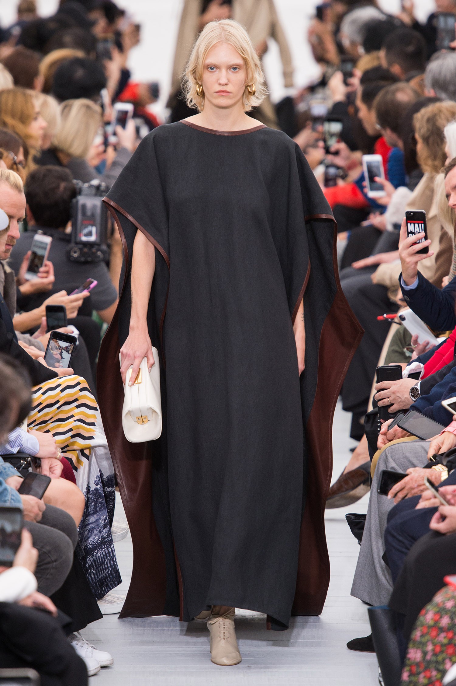 Céline brinca com o oversized de maneira fluida e suave no verão 2018 ...
