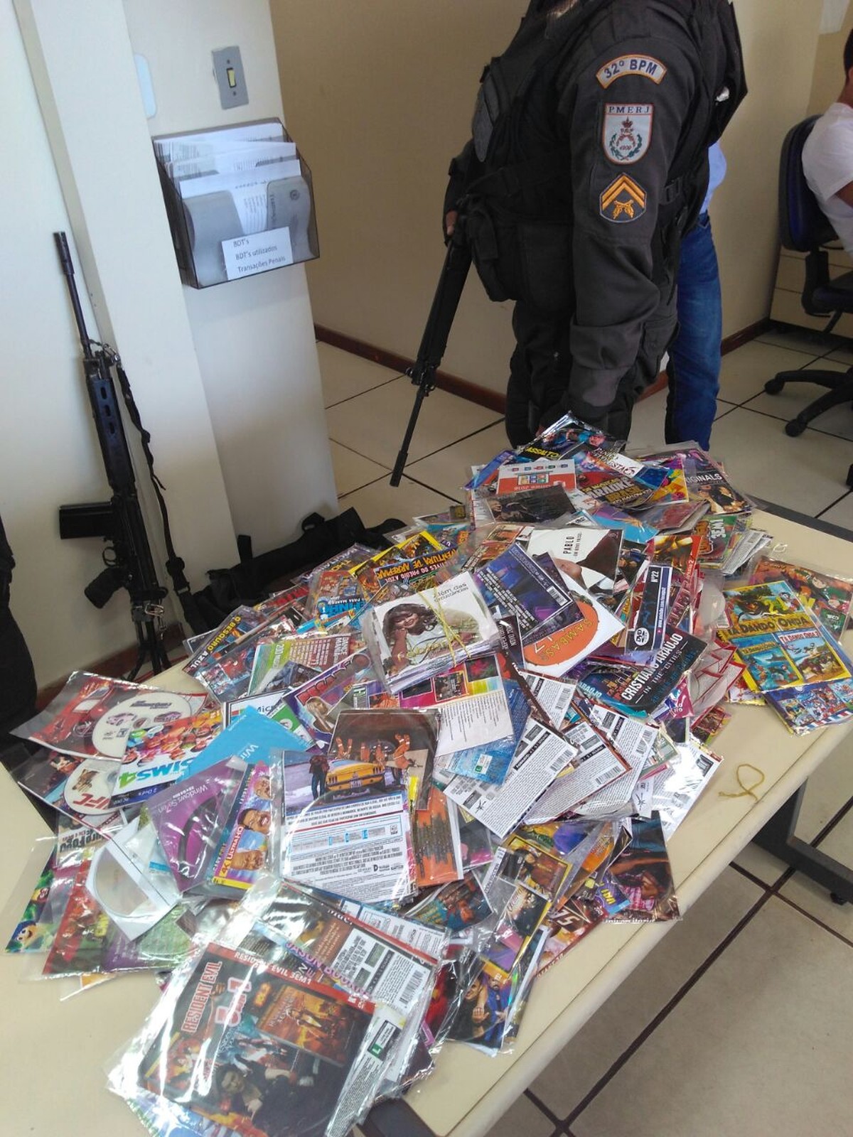 Homem é detido com 758 discos piratas no Centro de Rio das Ostras, no ...