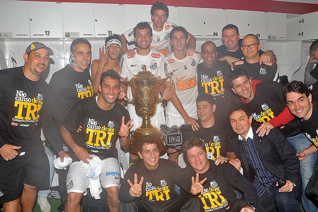 Neymar, Ganso & Cia posam com taça do tri no vestiário do Santos ... Neymar, Ganso & Cia posam com taça do tri no vestiário do Santos ...