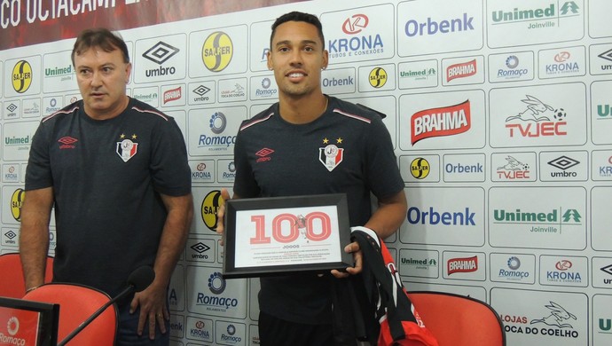 Edigar Junio recebe camisa e placa pelos 100 jogos no JEC: "Importante"