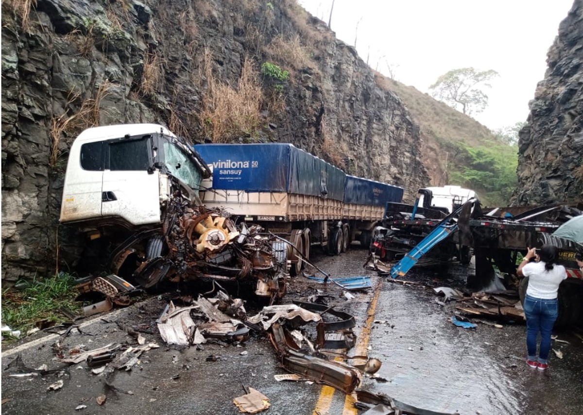 Acidente entre carretas deixa homem ferido na Zona da Mata | Minas Gerais | G1