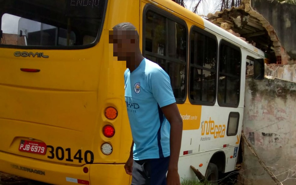 Sem motorista, ônibus desgovernado desce ladeira, bate em carro e colide com muro de casa no ...