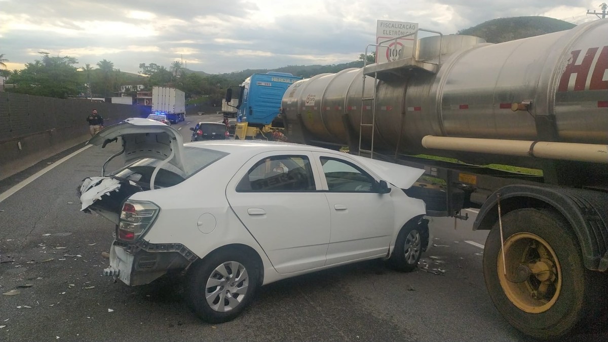 Dois carros e carreta se envolvem em acidente na Via Dutra, em Barra Mansa | Sul do Rio e Costa ...