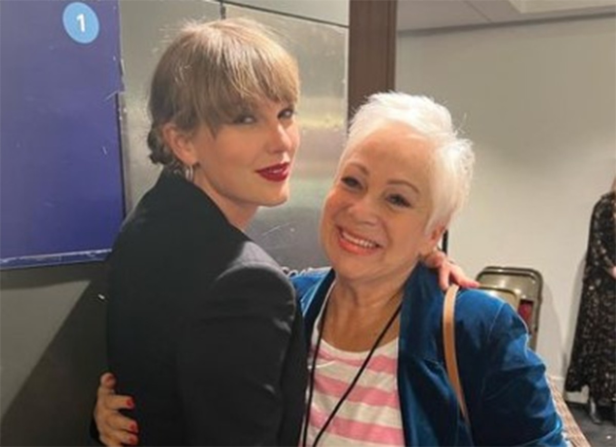 Taylor Swift posou com a mãe de Matty Healy meses antes de iniciar namoro