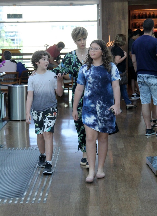 De volta ao Brasil, Ana Furtado passeia em shopping com a filha - Quem ...