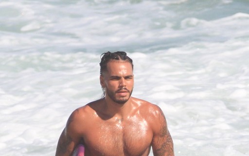 Enzo Romani surfa e exibe bronzeado no Rio - Quem | QUEM News
