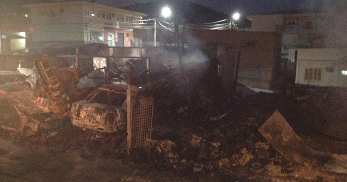 G1 - Ferro-velho pega fogo na madrugada desta segunda-feira em São José ...