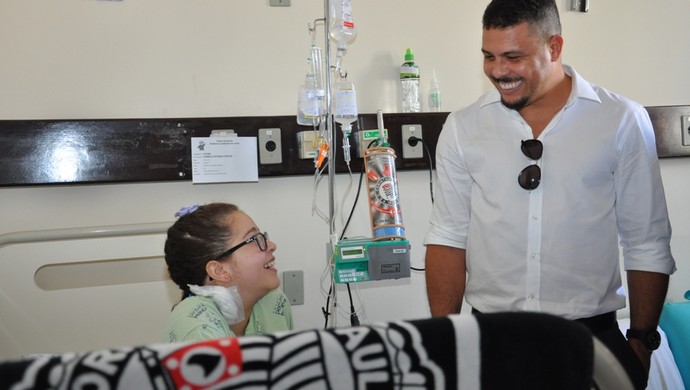 Ronaldo visita hospital de Curitiba e realiza sonho de menina em ...