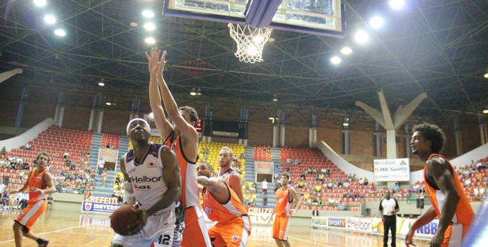 Número 42 da camisa do pivô Agba é homenagem a lenda do beisebol ...