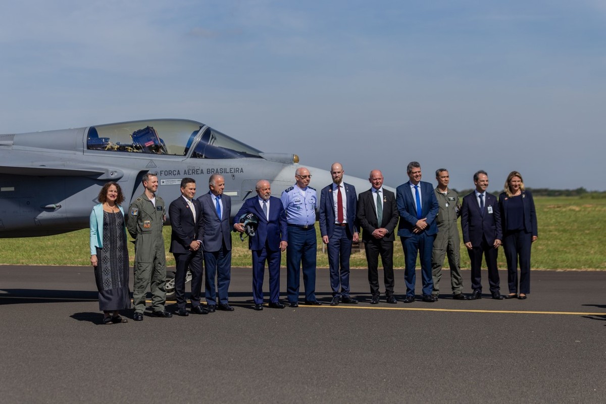 Lula inaugura linha de produção da Embraer para os caças Gripen, única ...