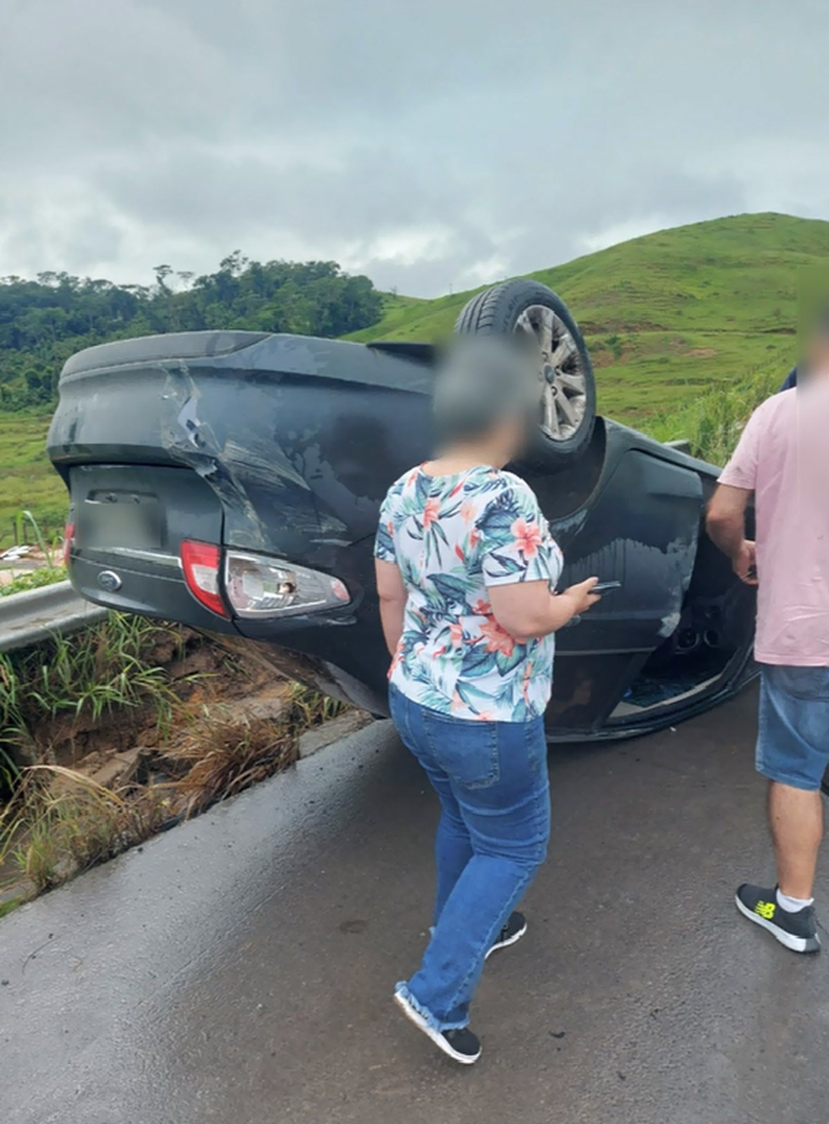 Carro capota e deixa três feridos na Rodovia do Contorno, em Volta ...