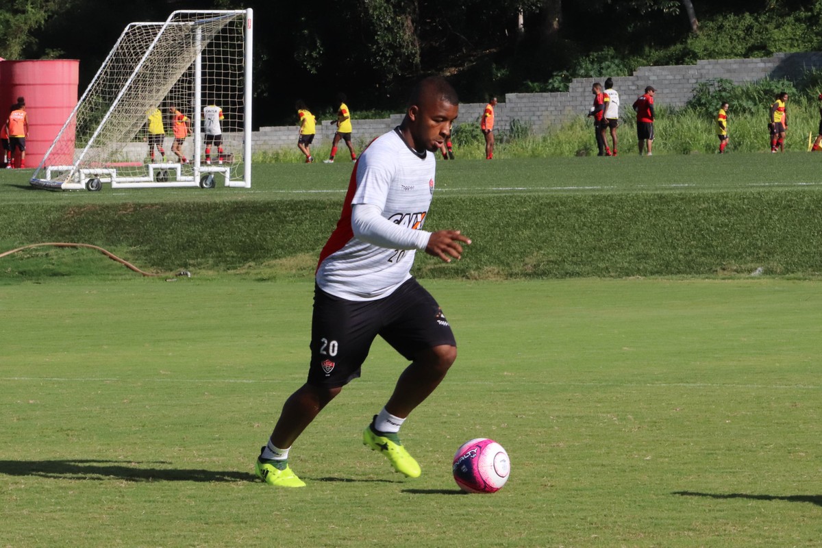 Com Rafaelson, Vitória divulga lista de relacionados para jogo contra o ...