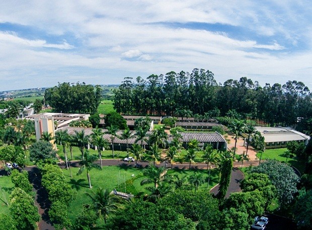 G1 - Com mais de 40 anos de tradição, faculdade oferece bolsas e ...