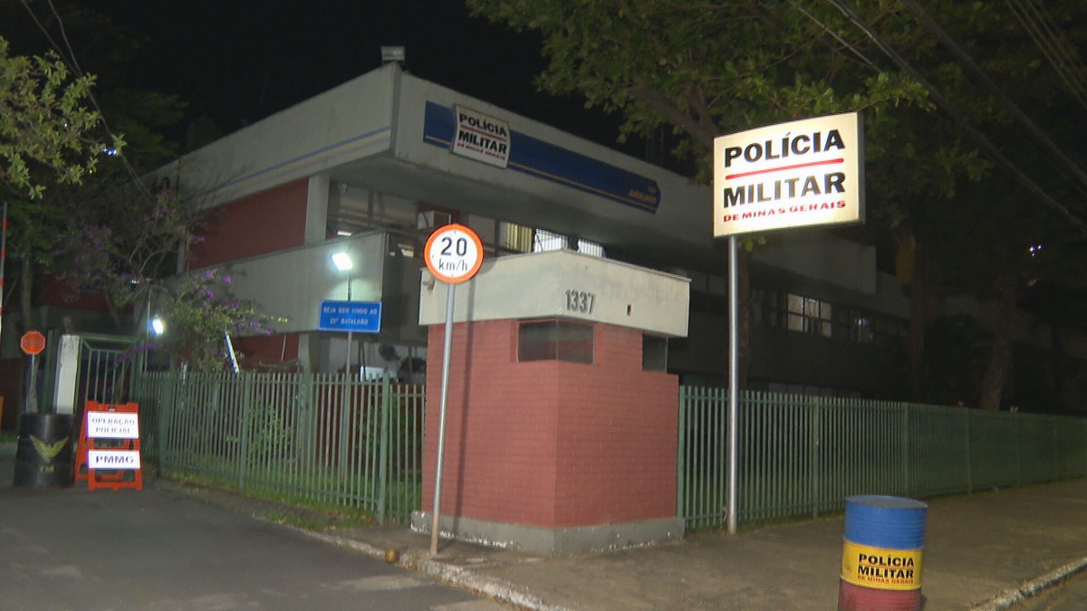Homem Ameaça Matar Companheira Com Duas Facas Na Frente Dos Filhos