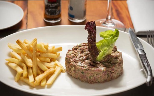 Saiba preparar o legítimo steak tartar - Casa Vogue | Receita