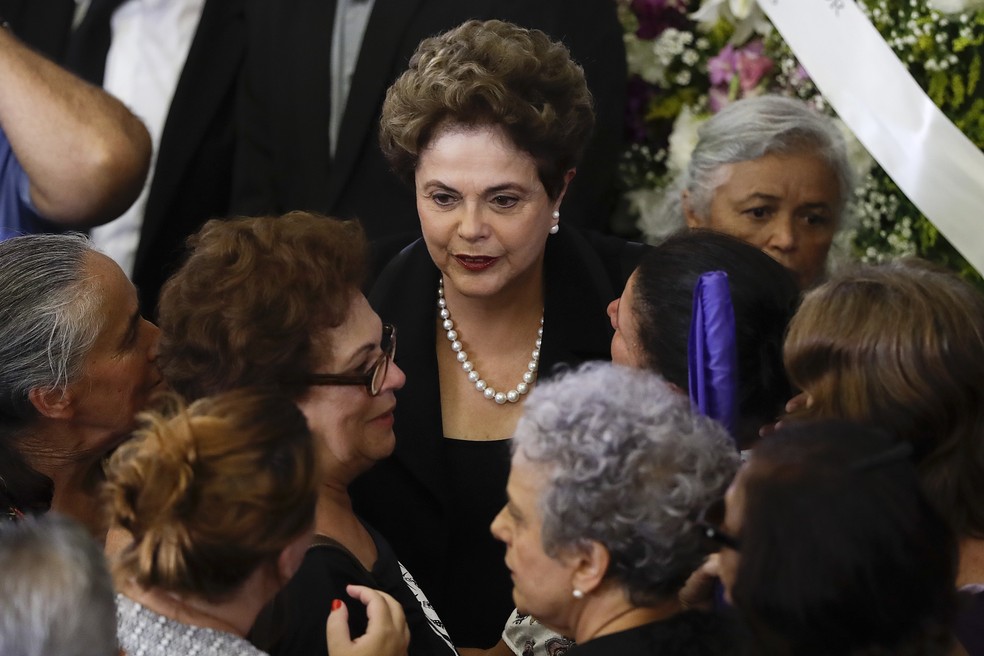 Corpo de Marisa deixa sindicado em meio a multidão | Política | Valor ...