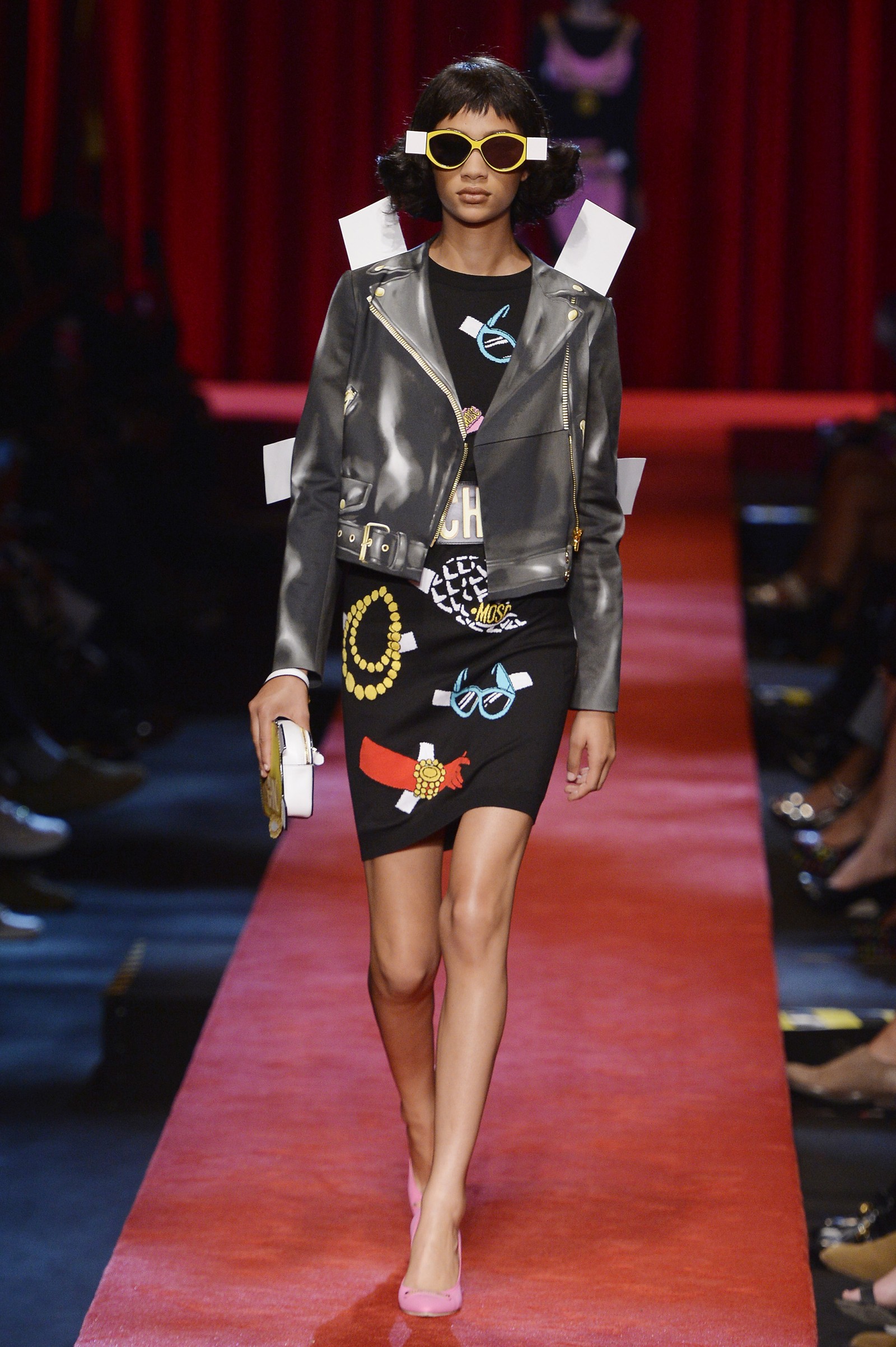As divertidas paper dolls da Moschino | Desfiles | Vogue