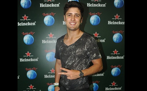 Daniel Rocha faz pose ao chegar no Rock in Rio - Quem | Rock in Rio 2013