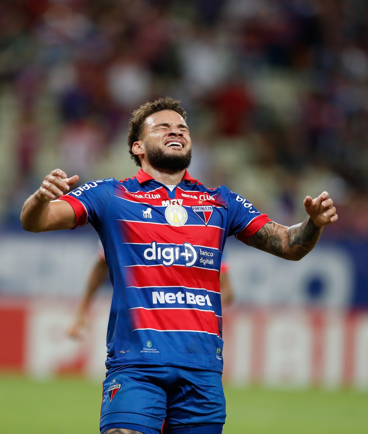 André Luis explica choro ao marcar dois pelo Fortaleza: "Família veio ...