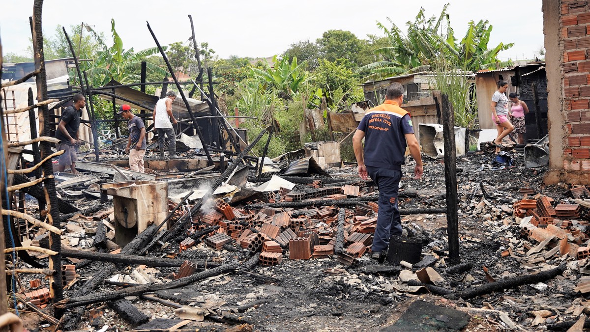 Prefeitura inicia limpeza de área após incêndio destruir barracos e ...