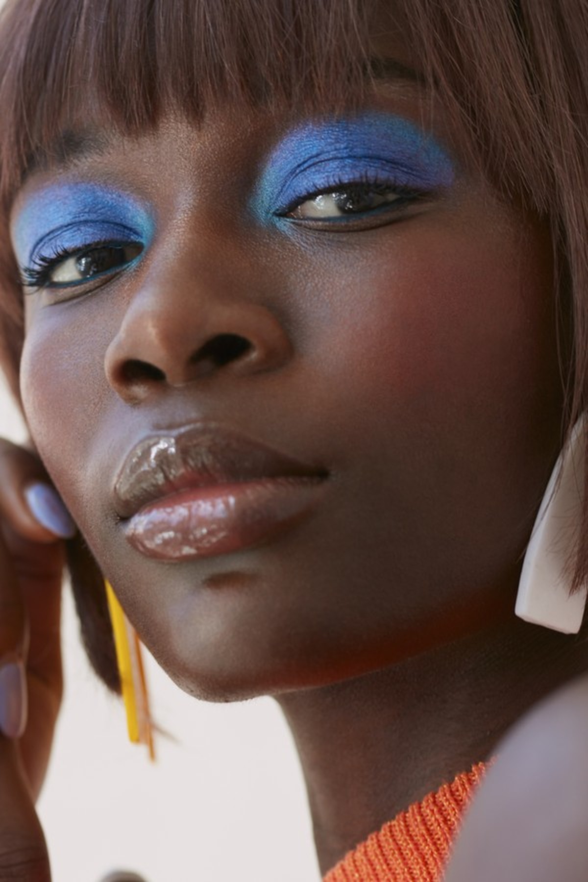 6 maneiras de incorporar cor no make para pele negra | Maquiagem | Glamour