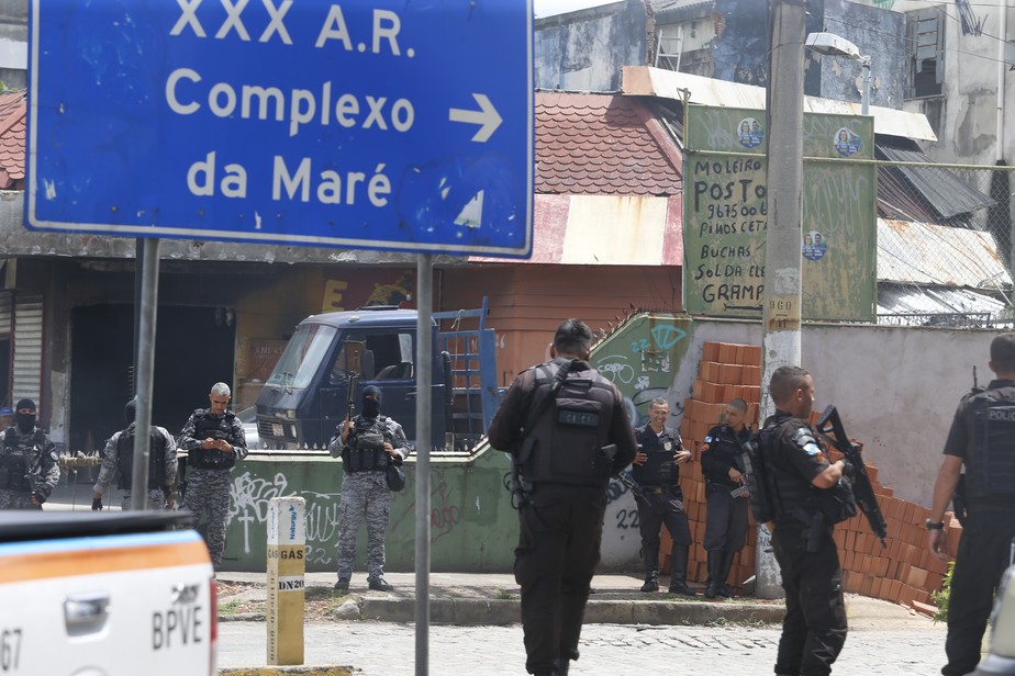 Policiais têm armas apreendidas após operação com sete mortes no ...