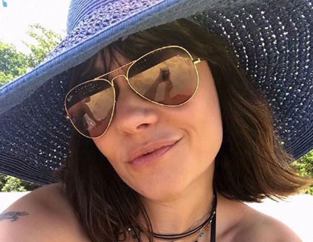 Aos 47 anos, Alessandra Negrini posta selfie de biquíni e ganha elogios ...