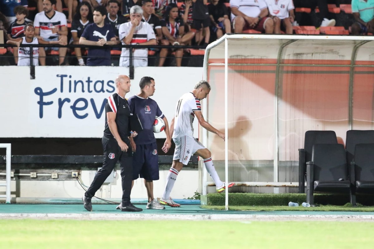 Hugo Cabral, do Santa Cruz, usa apelido homofóbico para provocar rival Náutico | santa cruz | ge