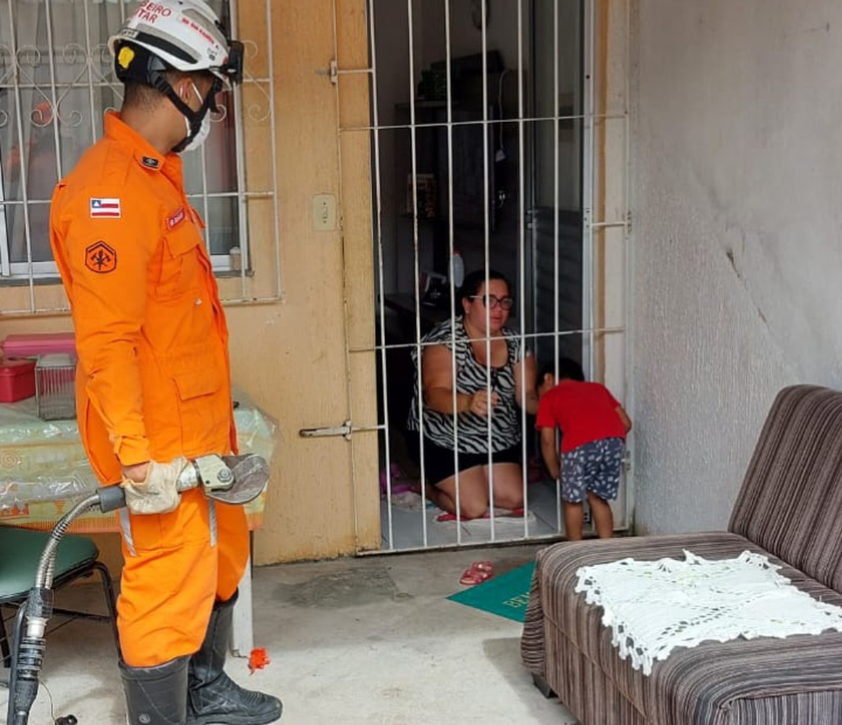 Criança De Três Anos Fica Com A Cabeça Presa Em Grade E é Socorrida Por