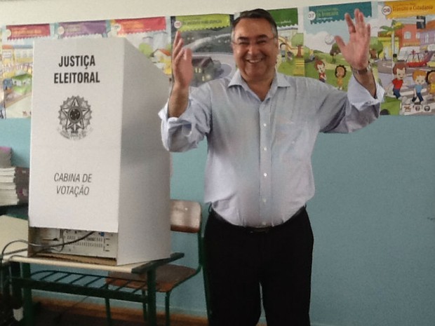 G1 - Governador Raimundo Colombo vota em colégio de Lages - notícias em ...