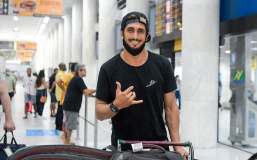 Lucas Chumbo retorna ao Rio, após ser campeão de ondas gigantes em ...