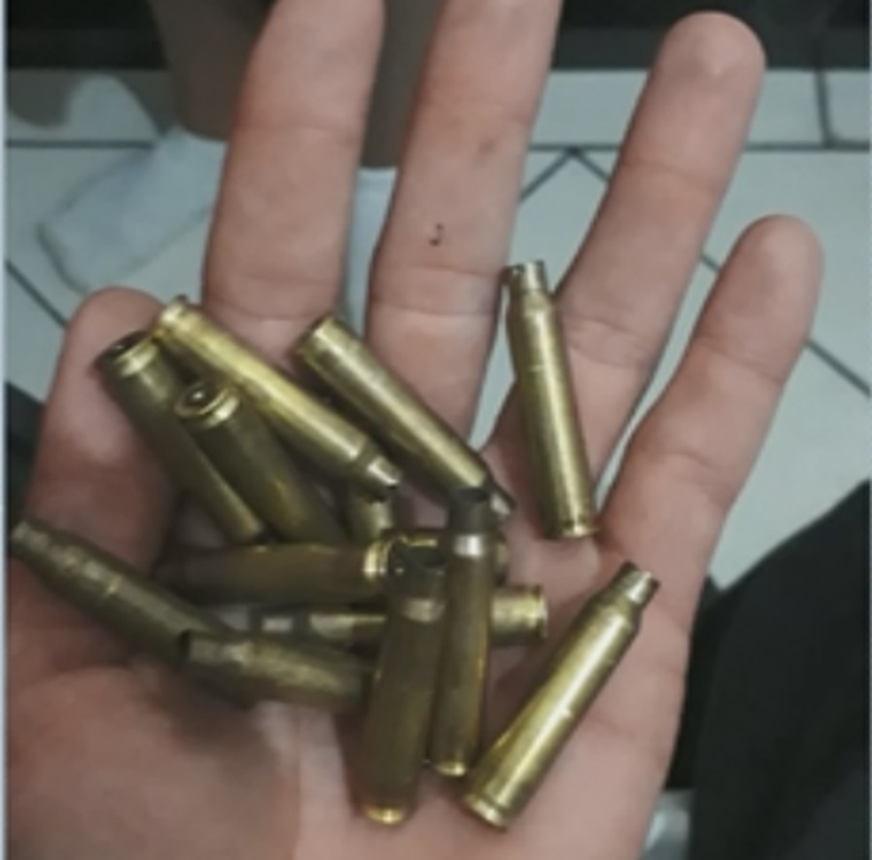 Policiais pedem ajuda durante ataque a agência da Caixa em MG: 'Tiros ...