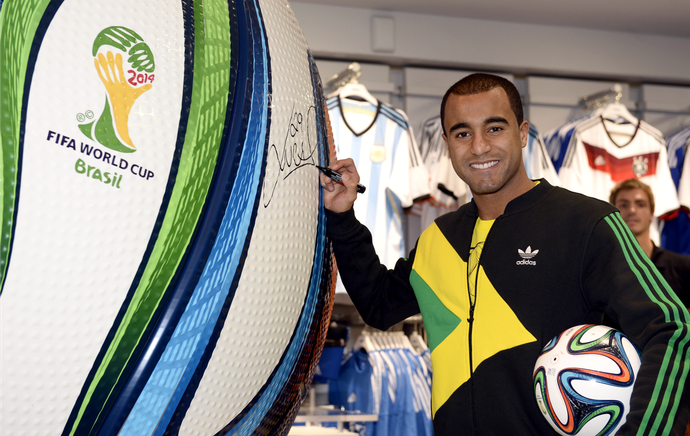 Apesar dos rumores, Lucas deverá seguir no PSG mesmo sem ser titular ...