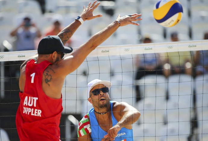 Com variação do "jornada", ex-colega de Suárez no futebol vence na estreia