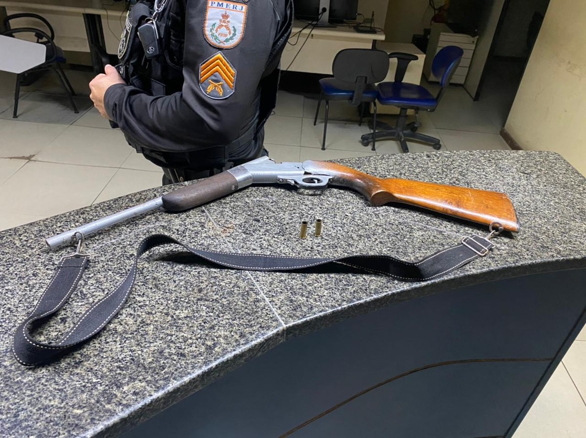 Marido Ameaça Esposa Com Espingarda Põe Fogo Em Casa E Atira Contra A
