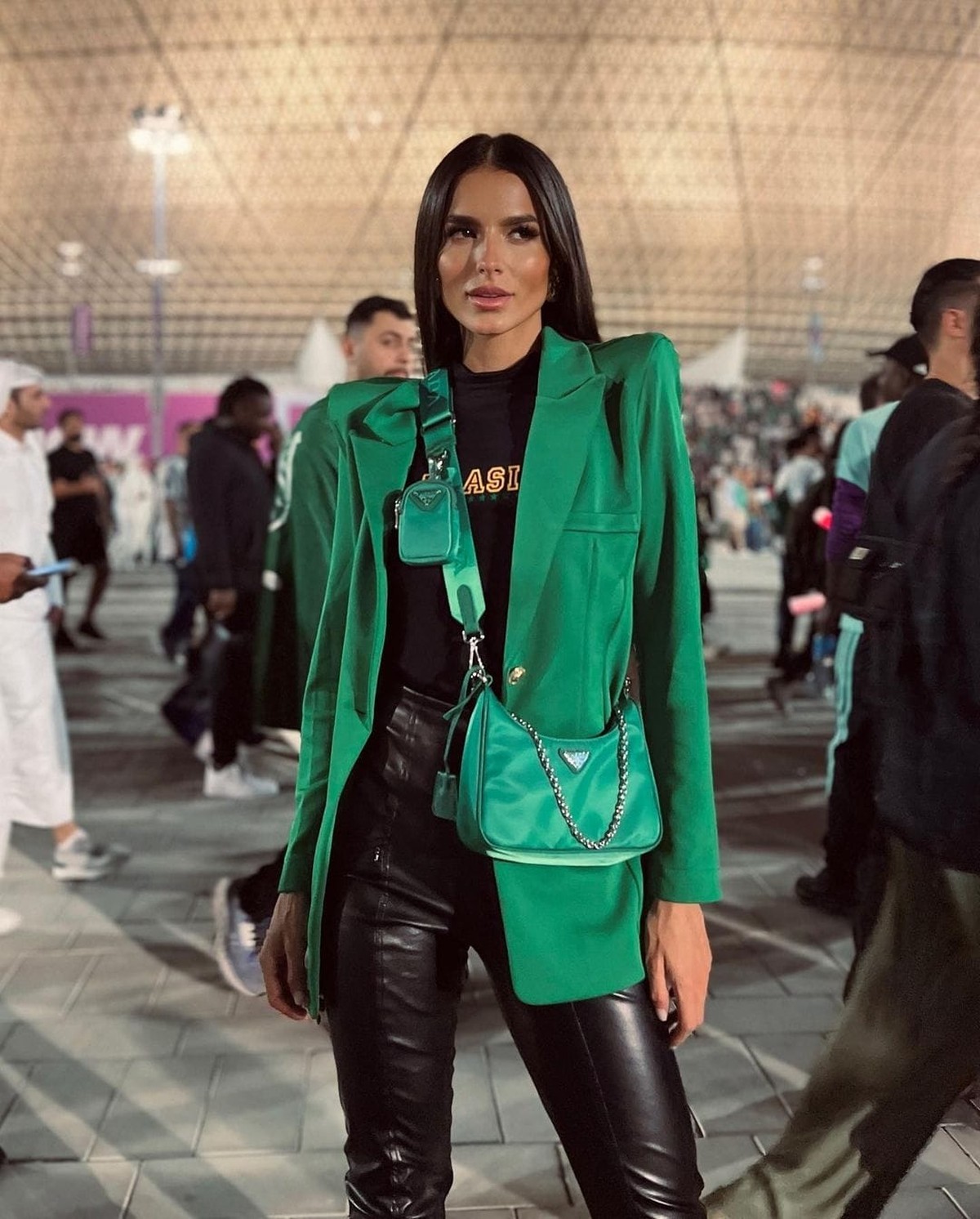 Jéssica Turini elege look fashionista para assistir ao jogo do México ...