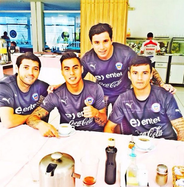 Lateral chileno do Santos posa ao lado de companheiros de seleção ...