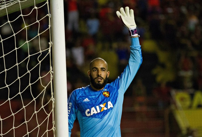 Danilo Fernandes, do Sport, brilha e vence enquete da defesa mais bonita