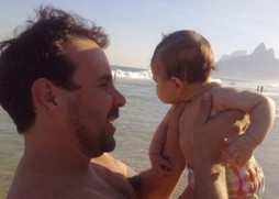 Jonas Torres leva sua filha à praia pela primeira vez. Veja fotos ...