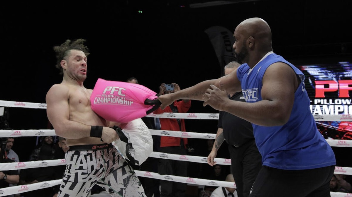 Ex-UFC Markus Maluko briga com adversário em torneio de "luta de ...