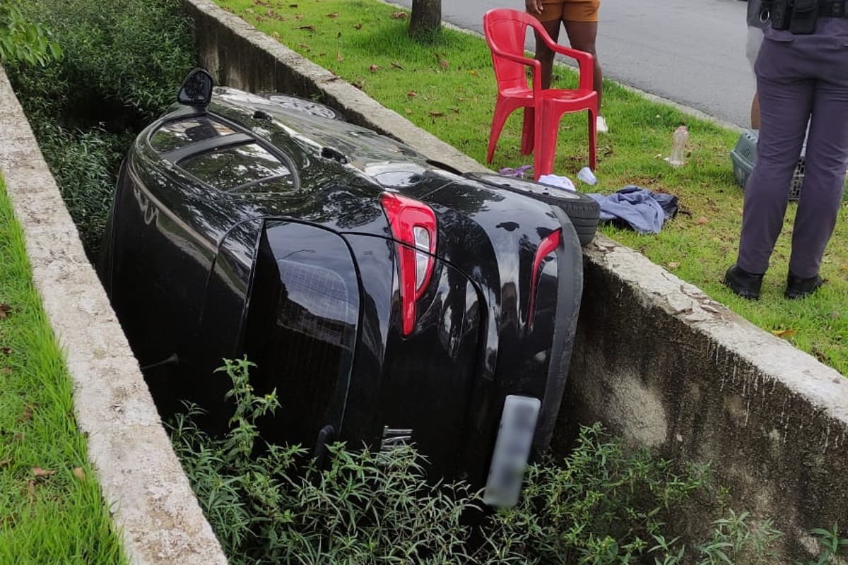 Motorista perde o controle do carro e cai dentro de canal em Guarujá, SP | Santos e Região | G1
