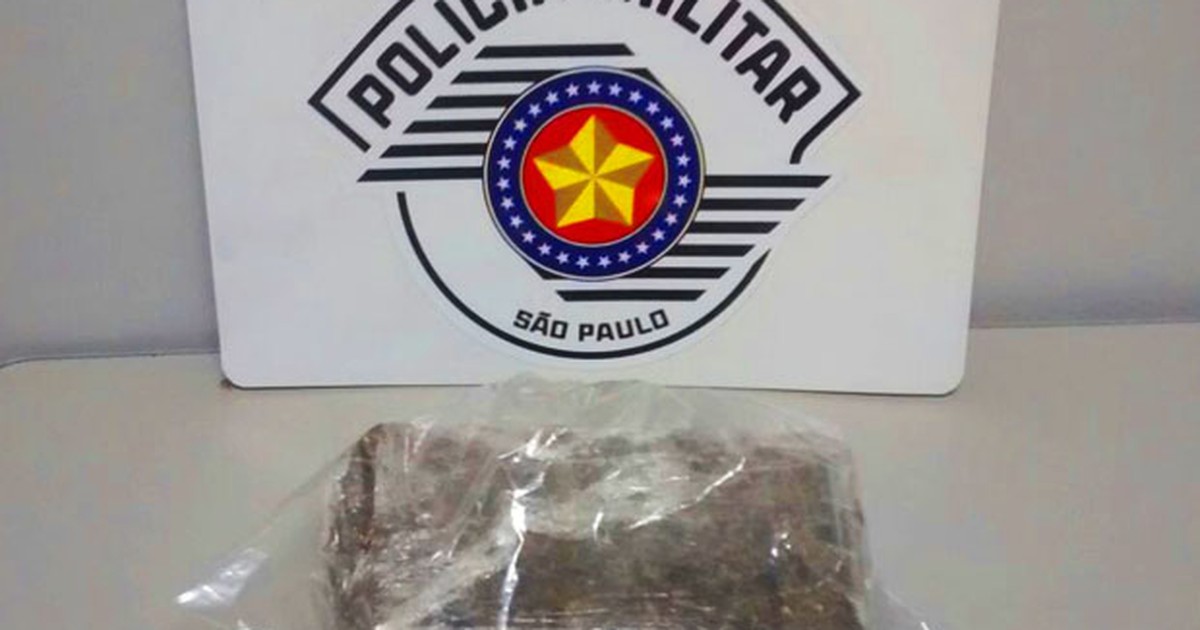 G1 - Dupla é detida após tentar se desfazer de droga e fugir da polícia ...