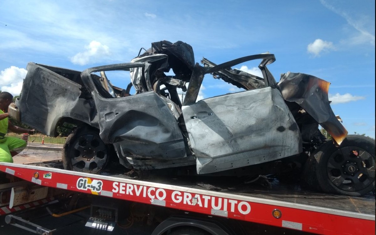 Motorista de caminhonete morre e 10 pessoas em ônibus ficam feridas em acidente na BR-050, em ...