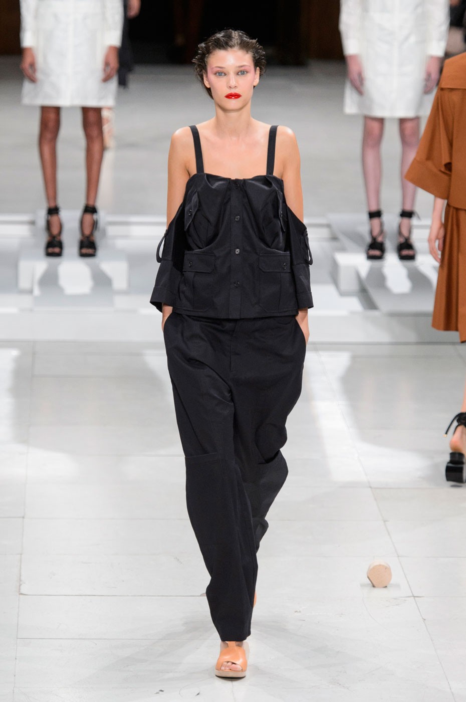 O verão 2016 utilitário de Hussein Chalayan | Desfiles | Vogue