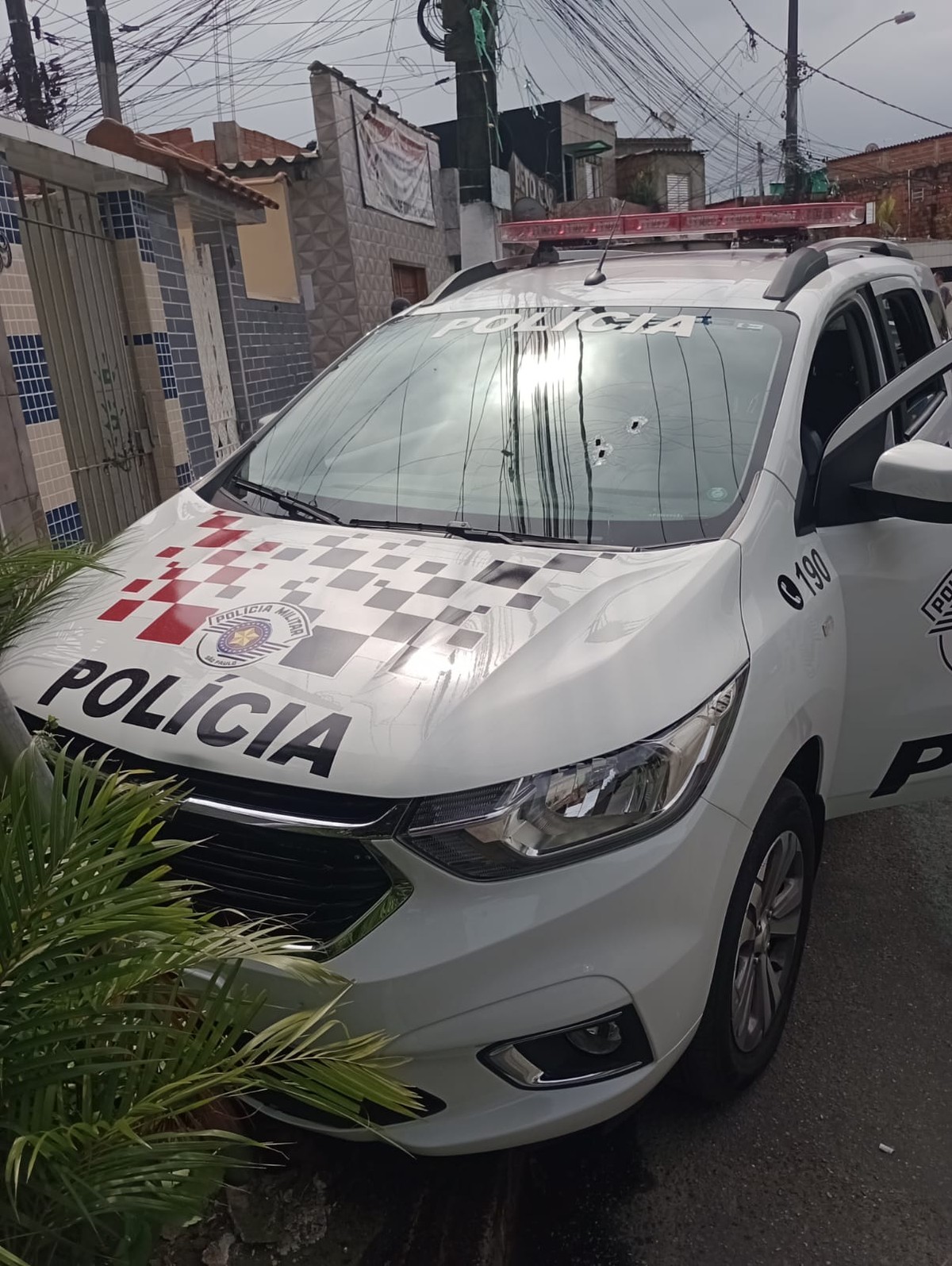 Quadrilha tenta matar policiais militares após 'bloquear' caminho de ...