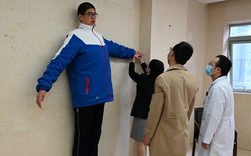 Menino chinês está prestes a se tornar o adolescente mais alto do mundo ...