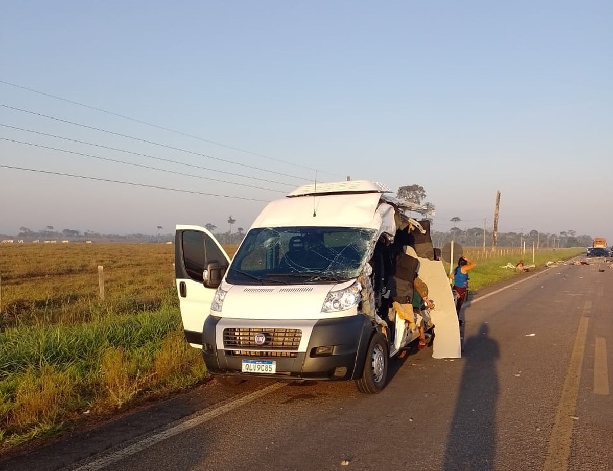 Acidente grave deixa cinco mortos e 11 feridos após colisão entre van e caminhão em estrada no ...